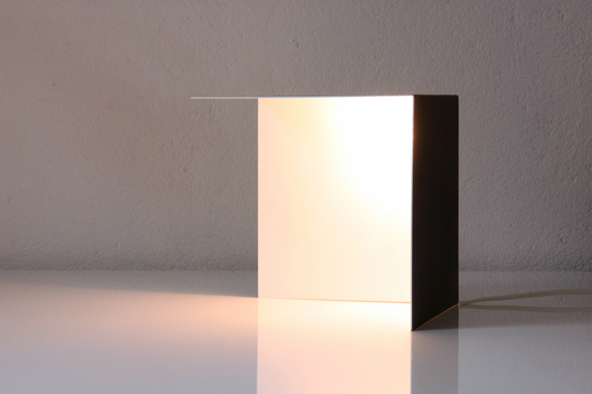 Light Object: a position shifting lamp by Wesley Dudok