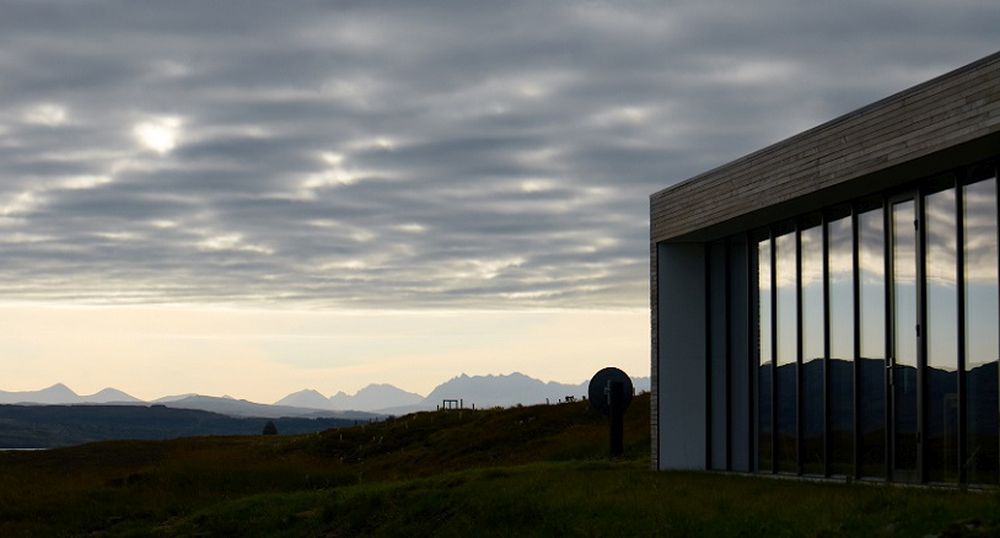 Rectangular wooden house on Isle of Skye by Dualchas Architects - Homecrux