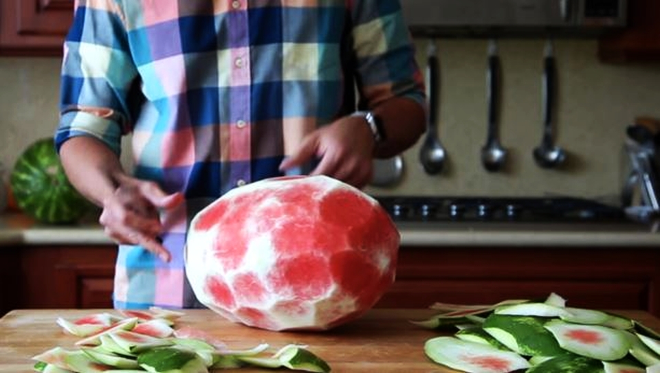 Weird trick to skin a watermelon in just 10 minutes! - HomeCrux
