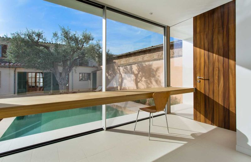 Tony Vila & Joan Miquel Segui designs a pool facing home office