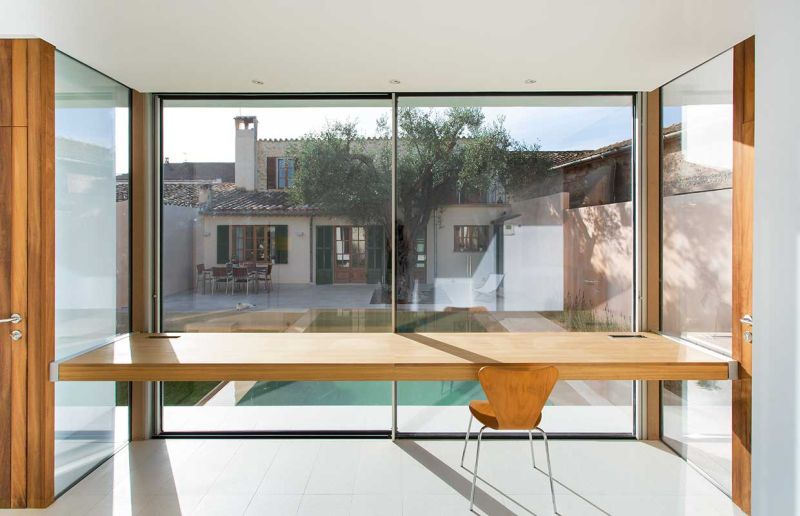 Tony Vila & Joan Miquel Segui designs a pool facing home office